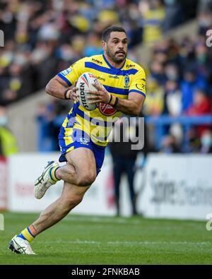 Greg Inglis (3) of Warrington Wolves runs with the ball Stock Photo - Alamy