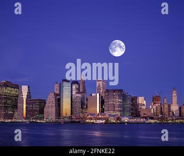 2004 HISTORICAL DOWNTOWN SKYLINE MANHATTAN NEW YORK CITY USA Stock ...