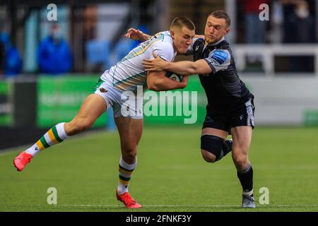 Brett Connon of Newcastle Falcons tackles Ollie Sleightholme of ...