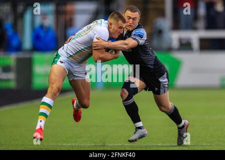 Brett Connon of Newcastle Falcons tackles Ollie Sleightholme of ...