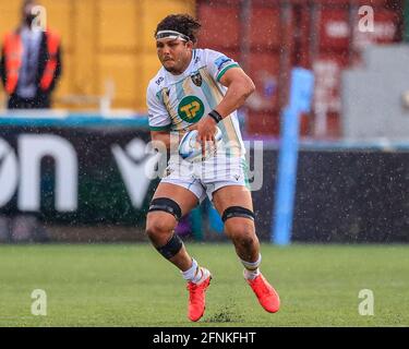 Teimana Harrison of Northampton Saints carries the ball Stock Photo - Alamy