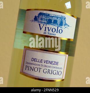 Wine label. Vivolo di Sasso. Delle Venezie. Denominazione di Origine ...