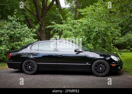 Black Japanese sedan side view ( 2002 Lexus GS300 Stock Photo - Alamy