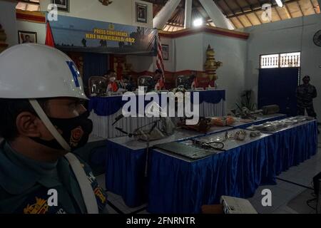 The Chinese navy submarine rescue ship Changdao (867) retrieves an LR-7 ...
