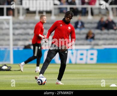 Femi Seriki of Sheffield United warms up ahead of the Sky Bet ...