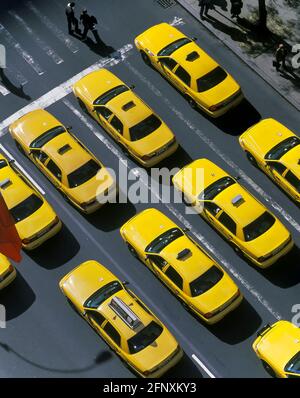 2005 HISTORICAL YELLOW TAXI CABS (©FORD MOTOR CO 2000) TIMES SQUARE ...