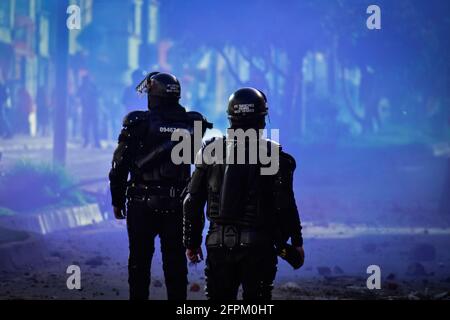 Riot police try to disband demostrators with tear gas and stunt ...