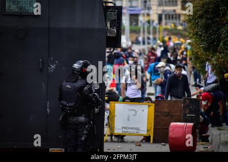 Riot police try to disband demostrators with tear gas and stunt ...