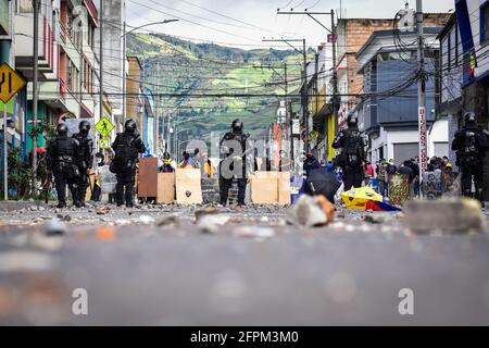Riot police try to disband demostrators with tear gas and stunt ...