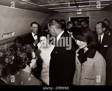 Trip to Texas: Swearing-in ceremony aboard Air Force One, Lyndon B ...