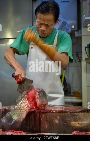 Fishmonger at a fish market in Hong Kong China Stock Photo - Alamy
