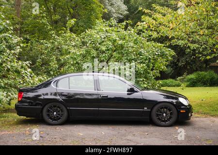 Black Japanese sedan side view ( 2002 Lexus GS300 Stock Photo - Alamy