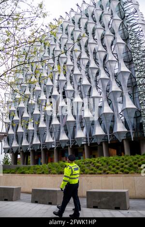 Police outside the US Embassy in Nine Elms, London, where Metropolitan ...