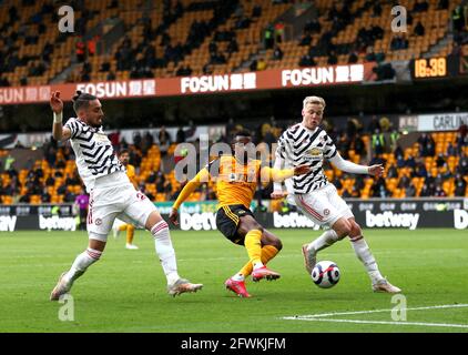 Wolverhampton Wanderers' Nelson Semedo (centre) with Brighton and Hove ...