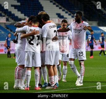 Bergamo, Italy. 23rd May, 2021. AC Milan's Frank Kessie (R) vies with ...
