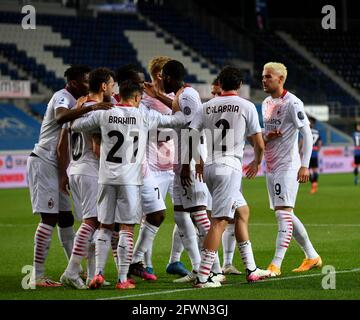 Bergamo, Italy. 23rd May, 2021. AC Milan's Frank Kessie (R) vies with ...