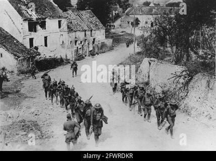 WW1 - American Artillery Troops at front with 75mm cannon Stock Photo ...