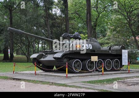 Tank in front of the Independence Palace also known as Reunification ...