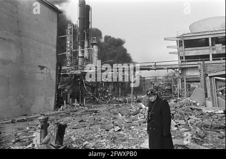 Disaster at DSM in Beek (Limburg); spectators look at smoke clouds ...