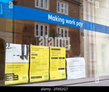 Making Work Pay banner message in window of Job centre, Devizes ...