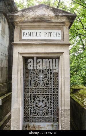 LE MUSEE DES VAMPIRES ET LE PERE LACHAISE DES VAMPIRES Stock Photo - Alamy