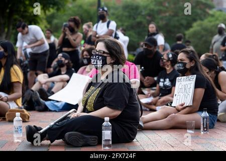 (210526) -- WASHINGTON, D.C., May 26, 2021 (Xinhua) -- People gather ...