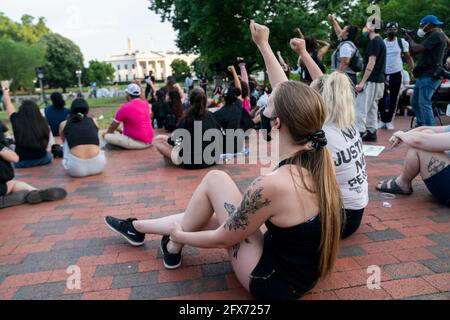 (210526) -- WASHINGTON, D.C., May 26, 2021 (Xinhua) -- People gather ...