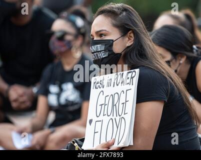 (210526) -- WASHINGTON, D.C., May 26, 2021 (Xinhua) -- People gather ...