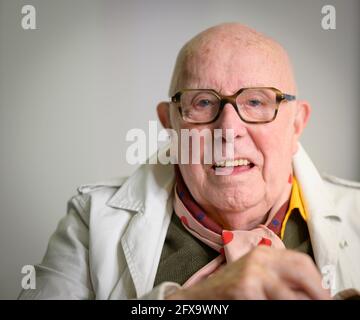 ACTOR RICHARD WILSON AS VICTOR MELDREW ON LOCATION IN PORTUGAL TO FILM ...