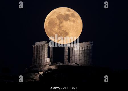 Athen, Greece. 26th May, 2021. The supermoon (flower Supermoon) rises ...