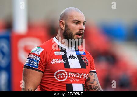 Sam Luckley (27) of Salford Red Devils in action during the game Stock ...