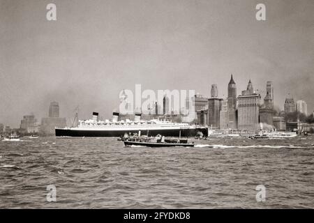 RMS QUEEN MARY 1930s Vintage Travel Poster Cunard White Star Queen Mary ...