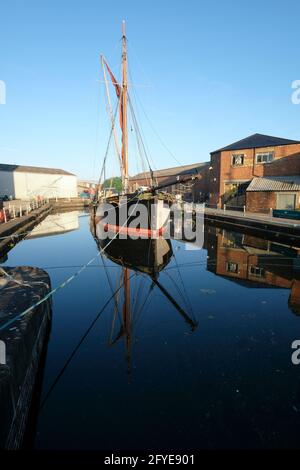 Sailing barge Gladys in Gloucester Docks Stock Photo - Alamy