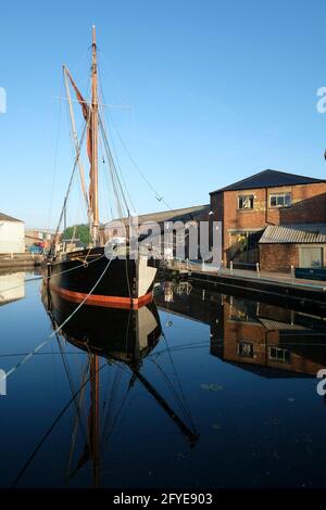 Sailing barge Gladys in Gloucester Docks Stock Photo - Alamy