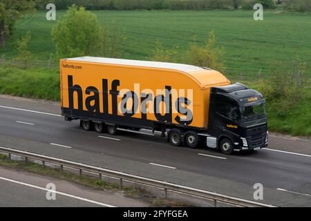 Halfords lorry on the M40 motorway, Warwickshire, England, UK Stock ...
