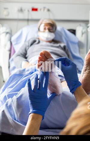 Application of a QUTENZA skin patch based on Capsaicin (an extract of ...