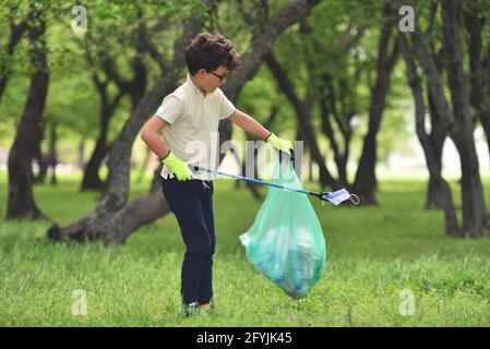 Garbage men picking up trash Stock Photo - Alamy