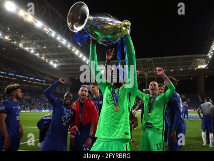 PORTO, PORTUGAL - MAY 29: Edouard Mendy of Cheslea waves to the fans ...