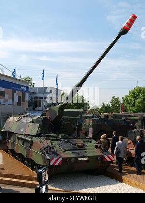 German PZH-200 155mm Self-propelled howitzer in Eurosatory 2008 ...