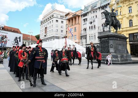 (210531) -- ZAGREB, May 31, 2021 (Xinhua) -- Members of the Cravat ...