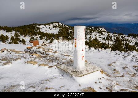 Cap de Boumort snowy summit (2077 m) in winter (Lleida, Catalonia ...