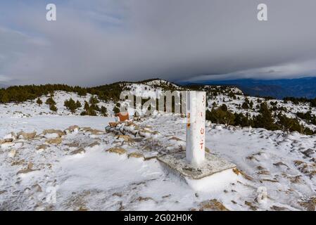 Cap de Boumort snowy summit (2077 m) in winter (Lleida, Catalonia ...