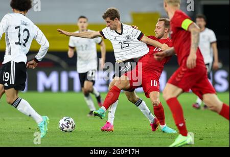from left to right Christian Eriksen, Eric Smith (St. Pauli) Wolfsburg ...