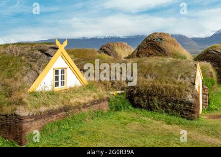 Turfed Roof Farm Buildings, Glaumbaer, Iceland Stock Photo - Alamy