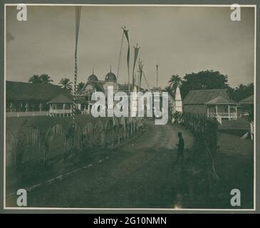 Access road with decorations to the Palace of the Sultan van Langkat ...