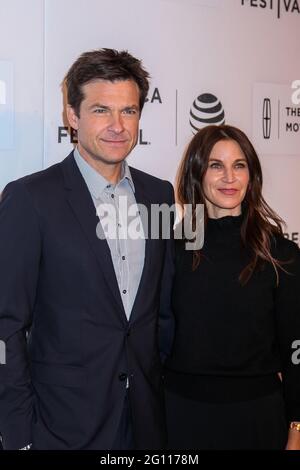 Jason Bateman and Amanda Anka attend the 83rd annual Golden Globe ...