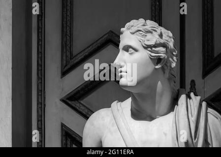 Ancient Roman statue: Young man removing a thorn from his foot, Museo ...