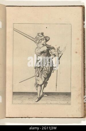 Soldier with a musket who takes his wick, Jacques de Gheyn (II), 1596 ...