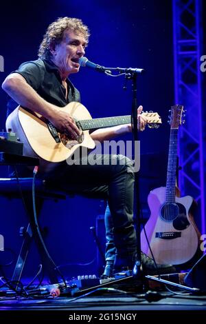 Ian Moss (Cold Chisel) performs a live solo show to celebrate 30 years ...