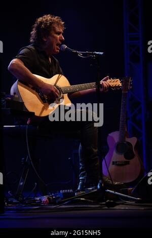 Ian Moss (Cold Chisel) performs a live solo show to celebrate 30 years ...